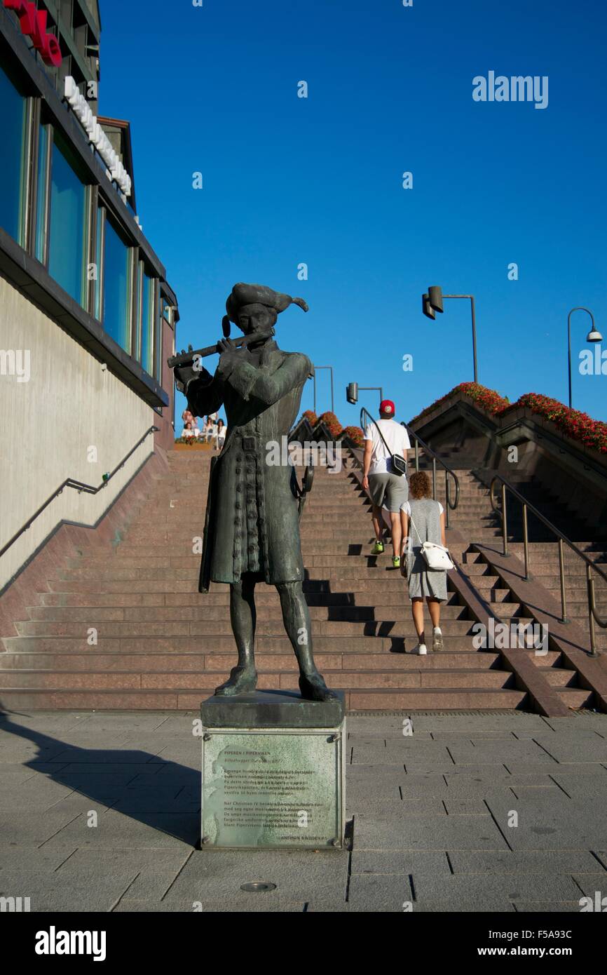 Piper statue hi-res stock photography and images - Alamy