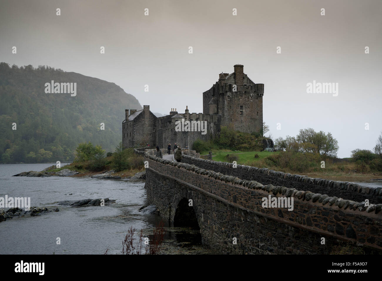 Stone bridge castle hi-res stock photography and images - Alamy