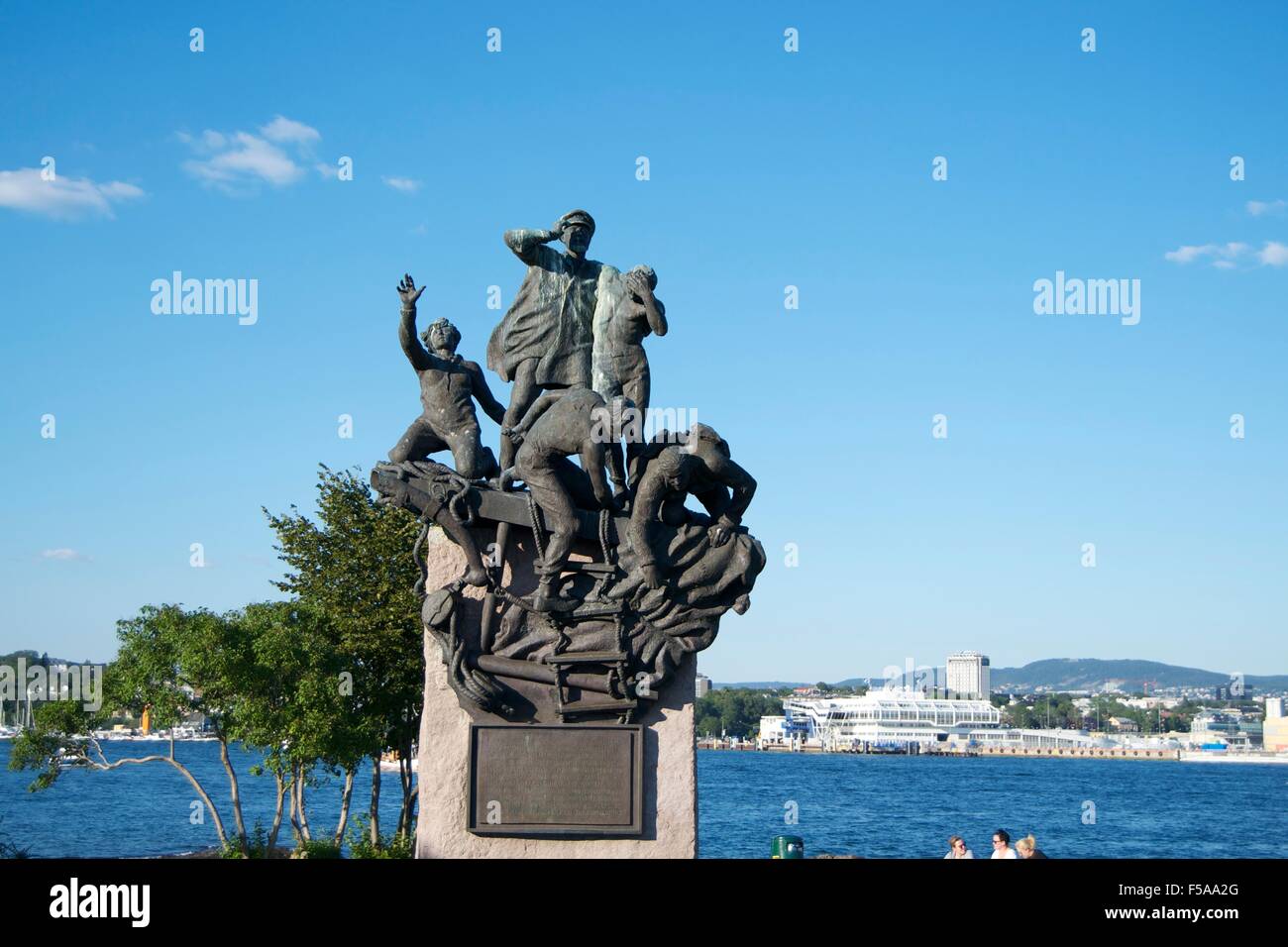 Maritime explorer statue hi-res stock photography and images - Alamy