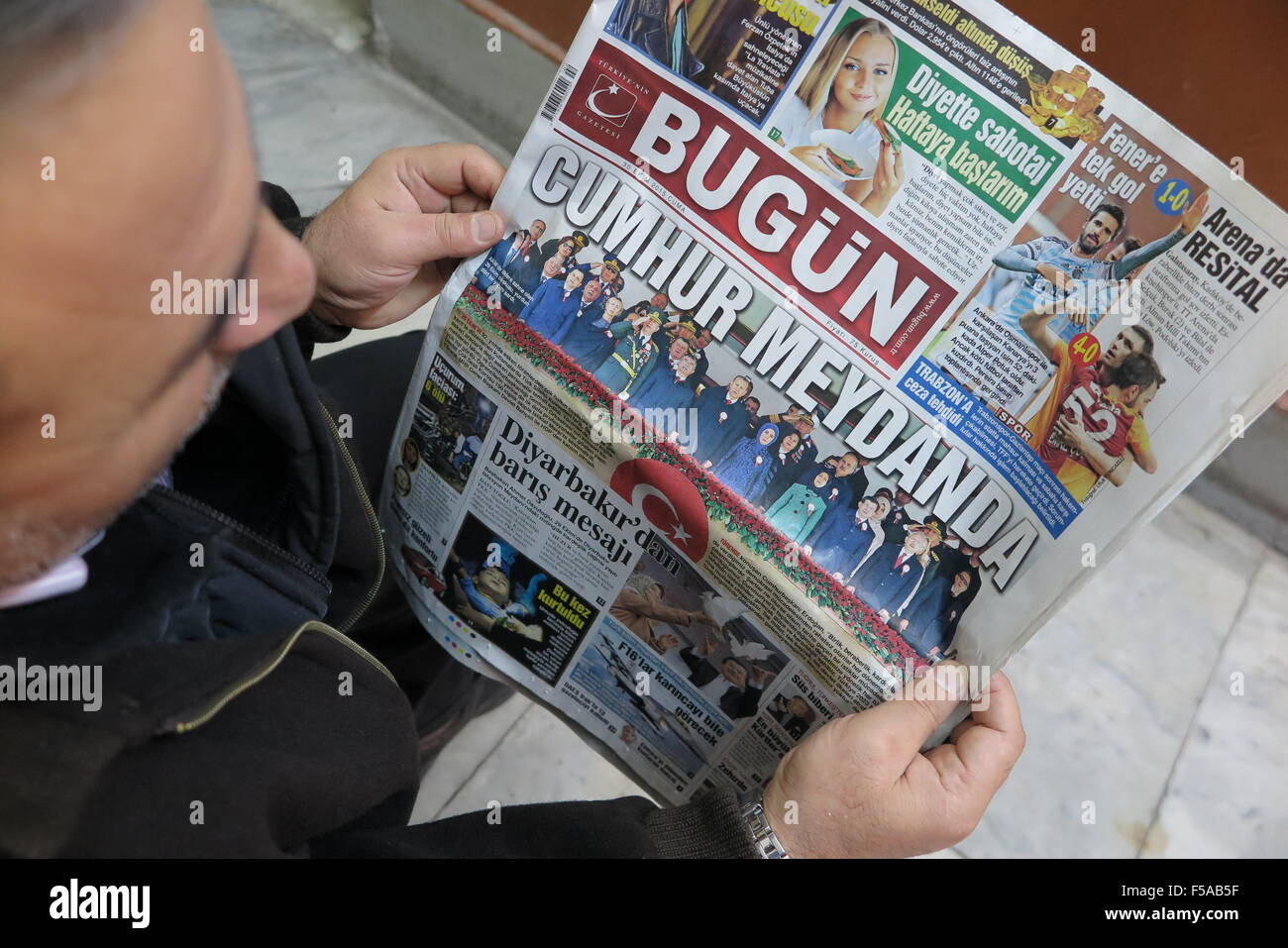 Istanbul, Turkey. 30th Oct, 2015. A man holding the newspaper 'Bugün ...