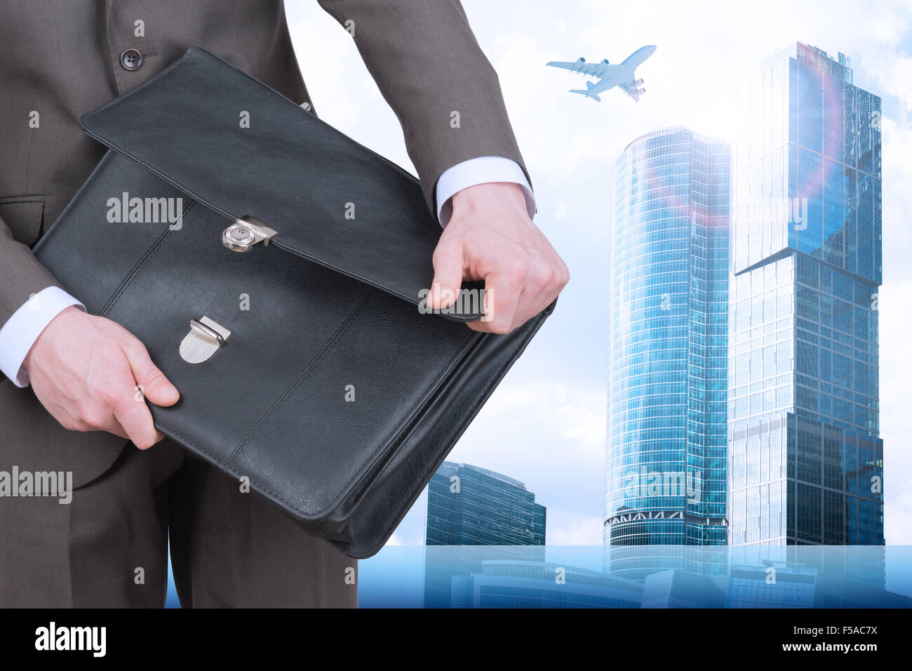 Opening suitcase hi-res stock photography and images - Alamy