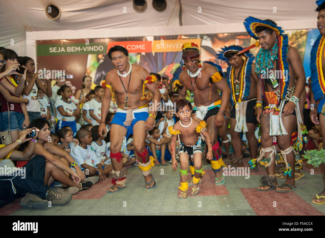 Palmas, Tocantins State, Brazil. 29th October, 2015. Kuikuro warriors ...