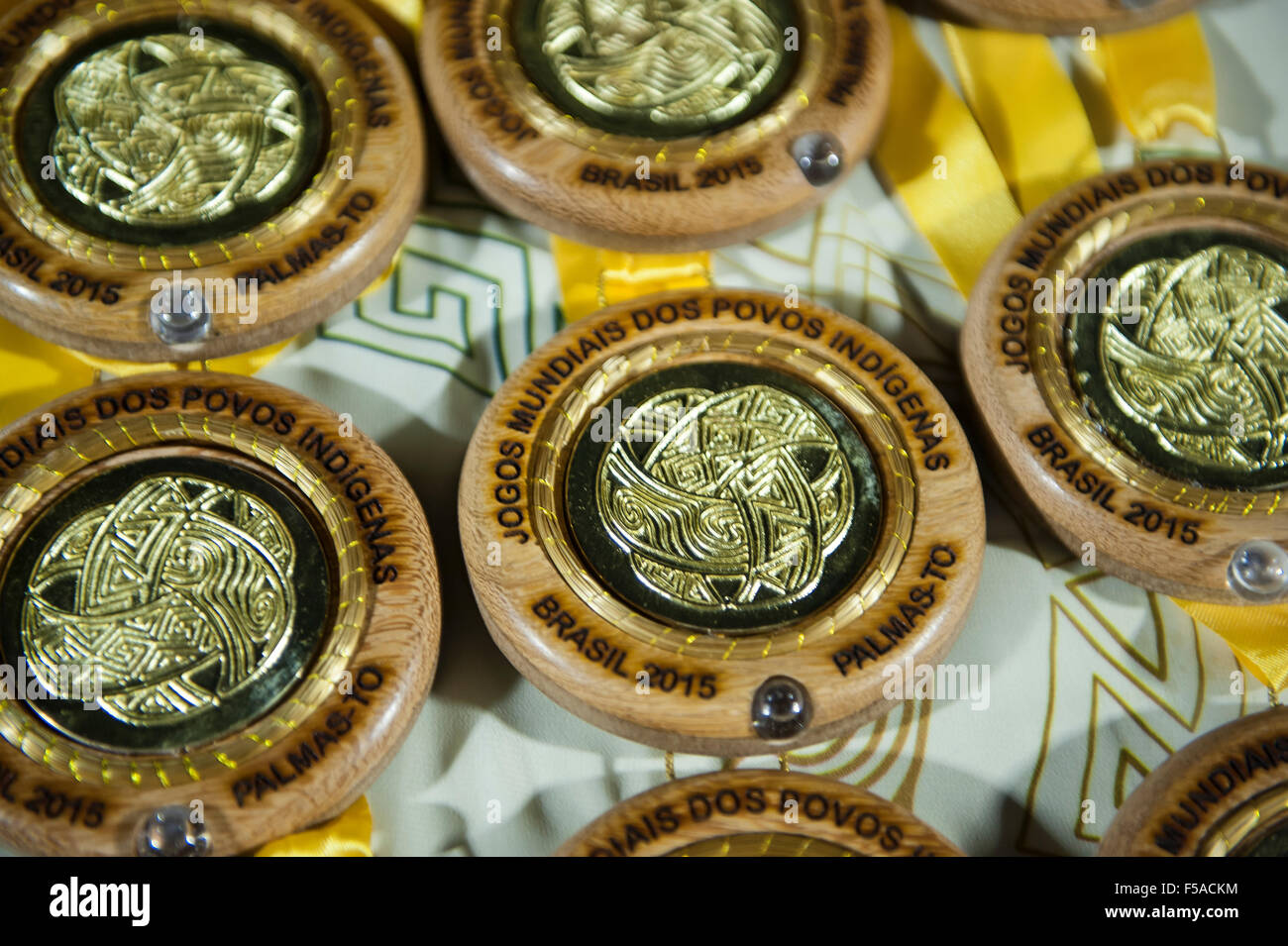 Gold medals in team hi-res stock photography and images - Alamy