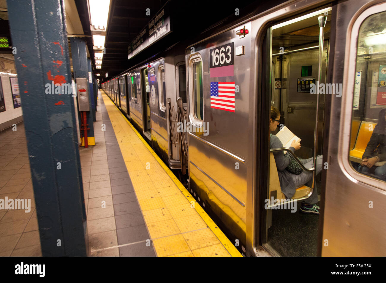 33rd street subway station nyc hi-res stock photography and images - Alamy