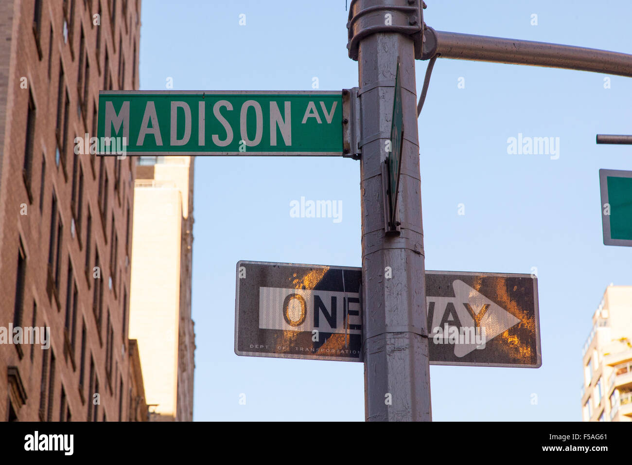New york street sign madison avenue hi-res stock photography and images ...