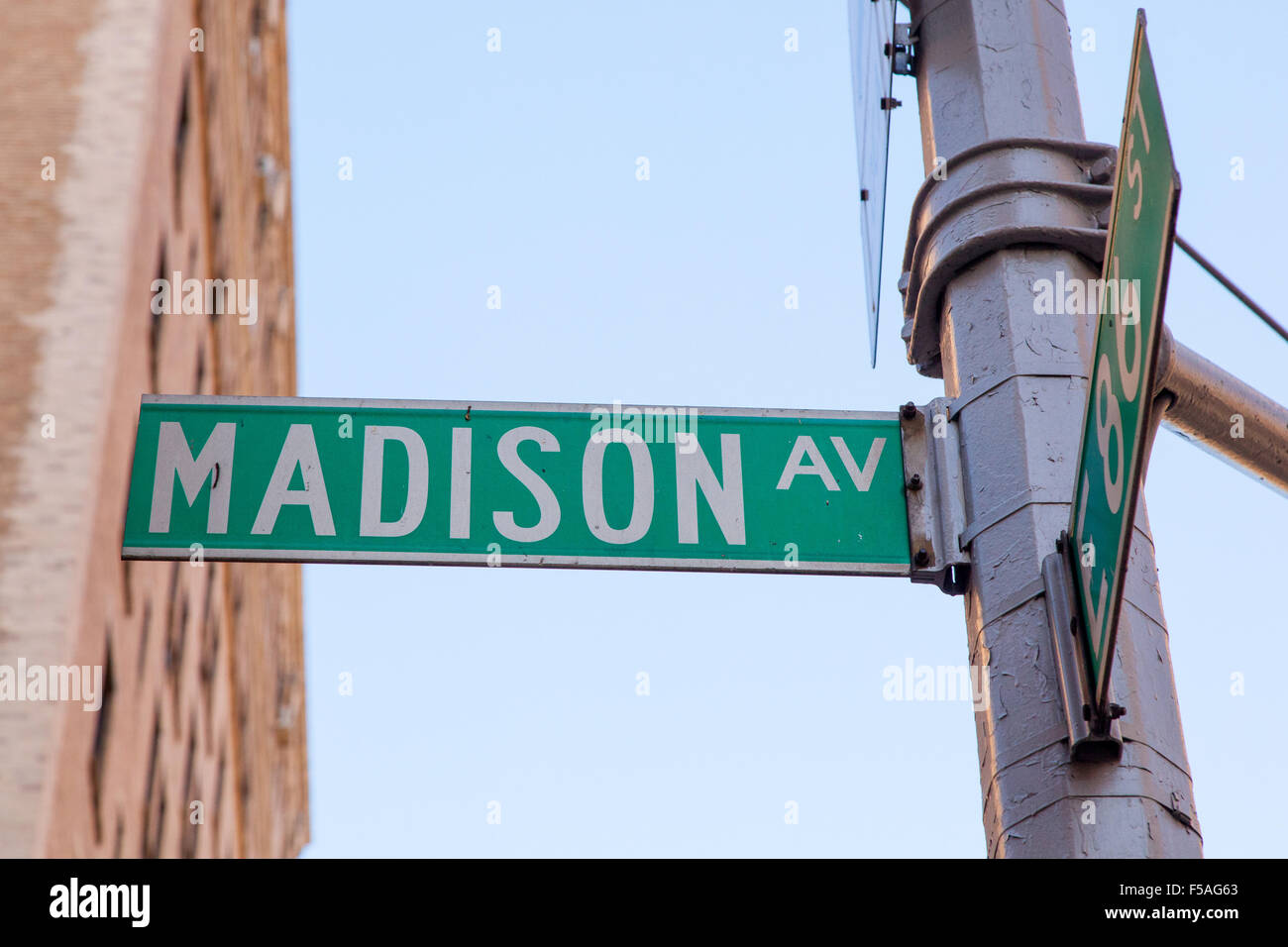 New york street sign madison avenue hi-res stock photography and images ...