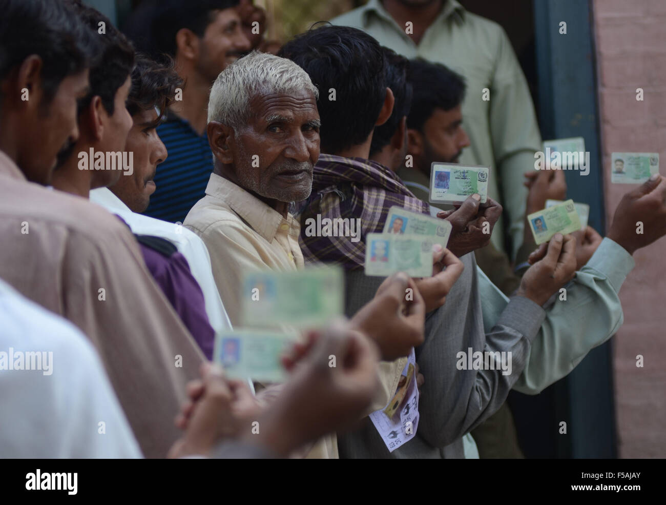 People queue cast ballots hi-res stock photography and images - Alamy