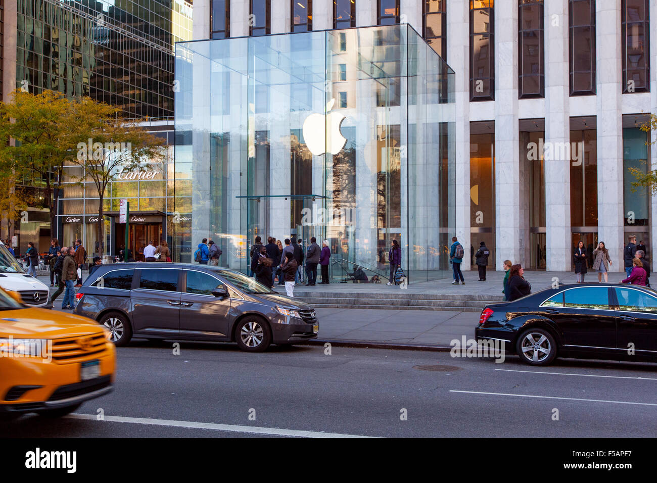 Apple computing store on Fifth Avenue in Manhattan, New York City ...