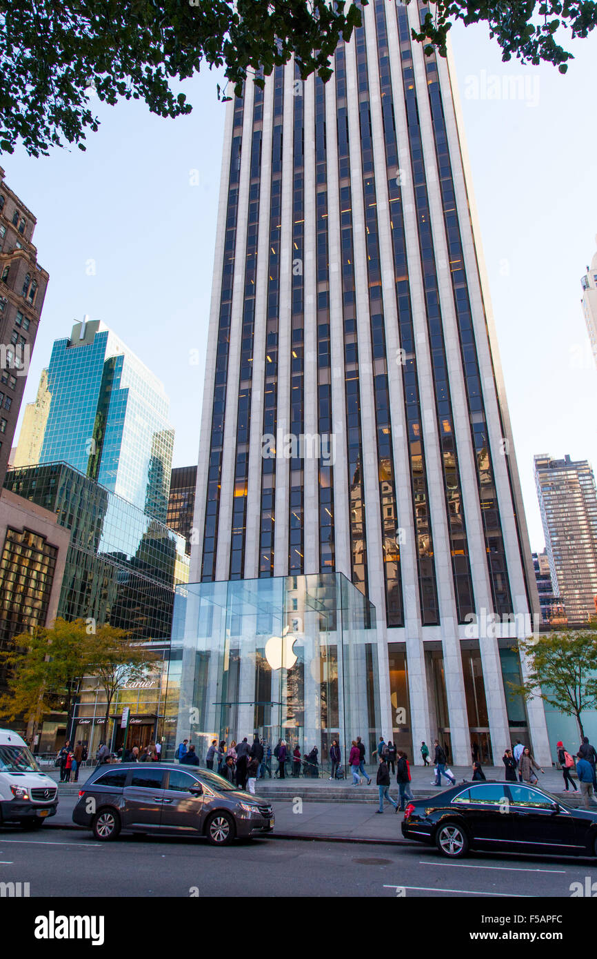 Apple computing store on Fifth Avenue in Manhattan, New York City ...