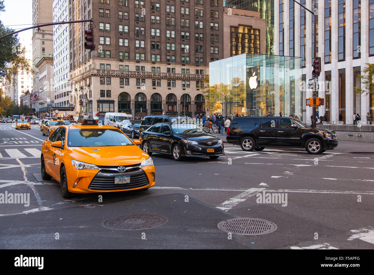 Apple computing store on Fifth Avenue in Manhattan, New York City ...