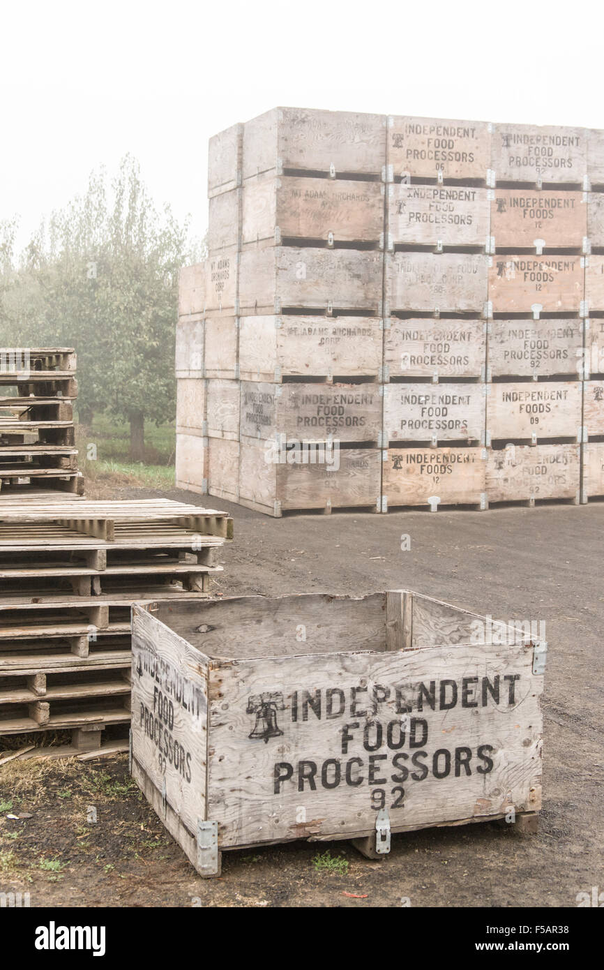 Empty fruit bins hi-res stock photography and images - Alamy