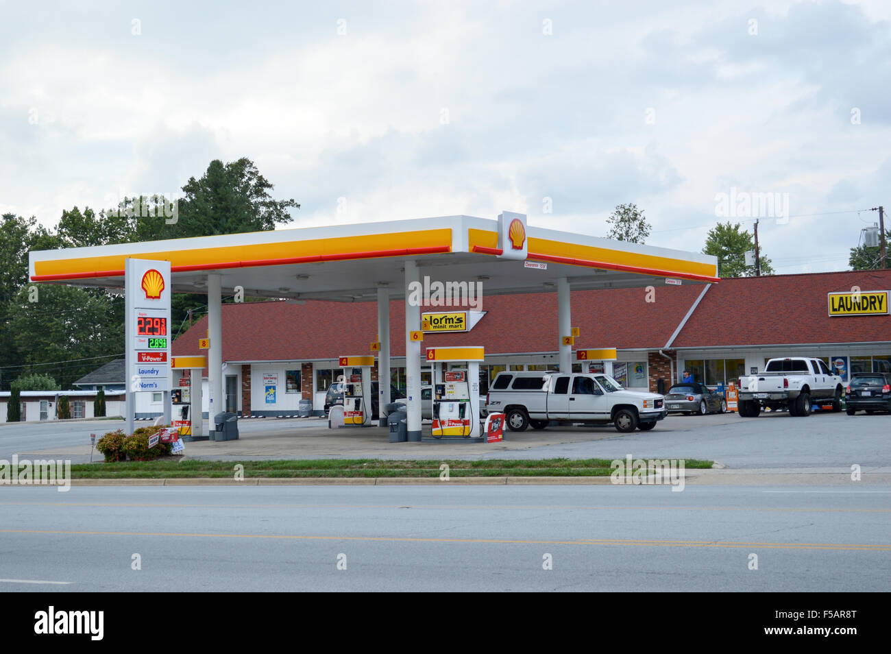 A convenience store and gas station Stock Photo - Alamy