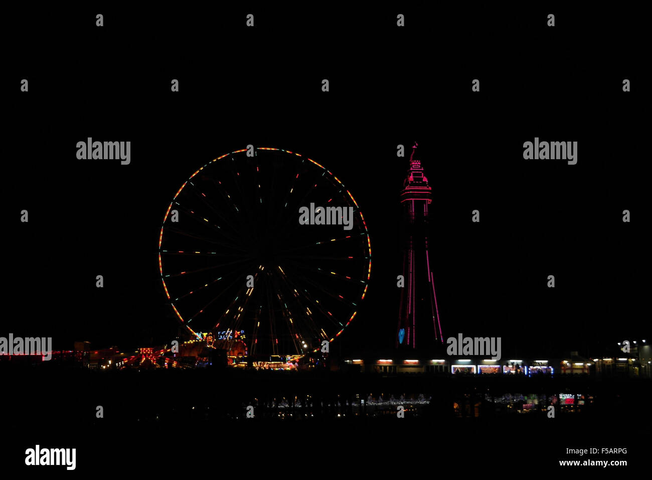 Night beach view north to Central Pier Big Wheel and red Blackpool ...