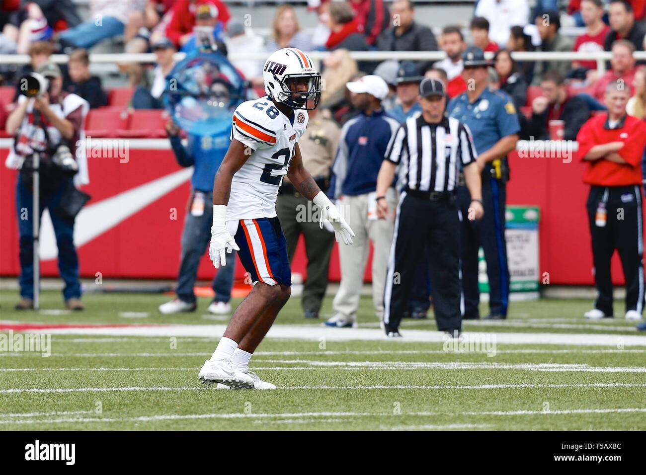 OCT 31, 2015: Skyhawk corner back Logan Burns #28 drops into his area ...