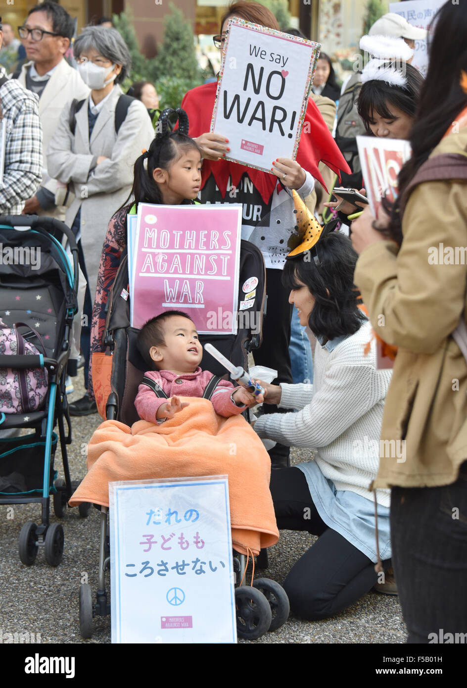 Tokyo, Japan. 31st Oct, 2015. Mothers, high school students and members ...