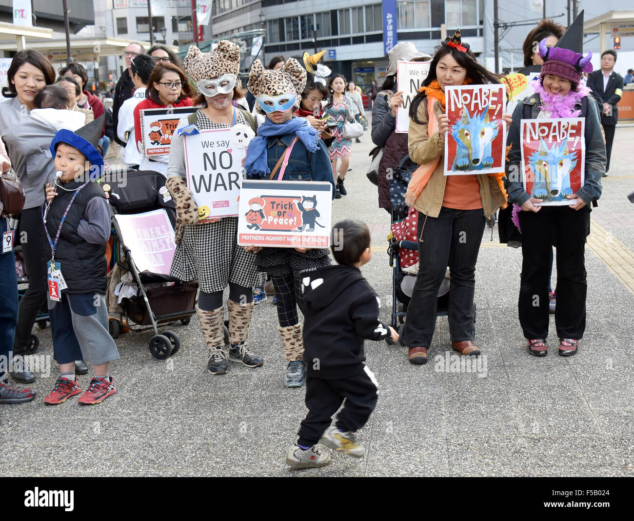 Tokyo, Japan. 31st Oct, 2015. Mothers, high school students and members ...