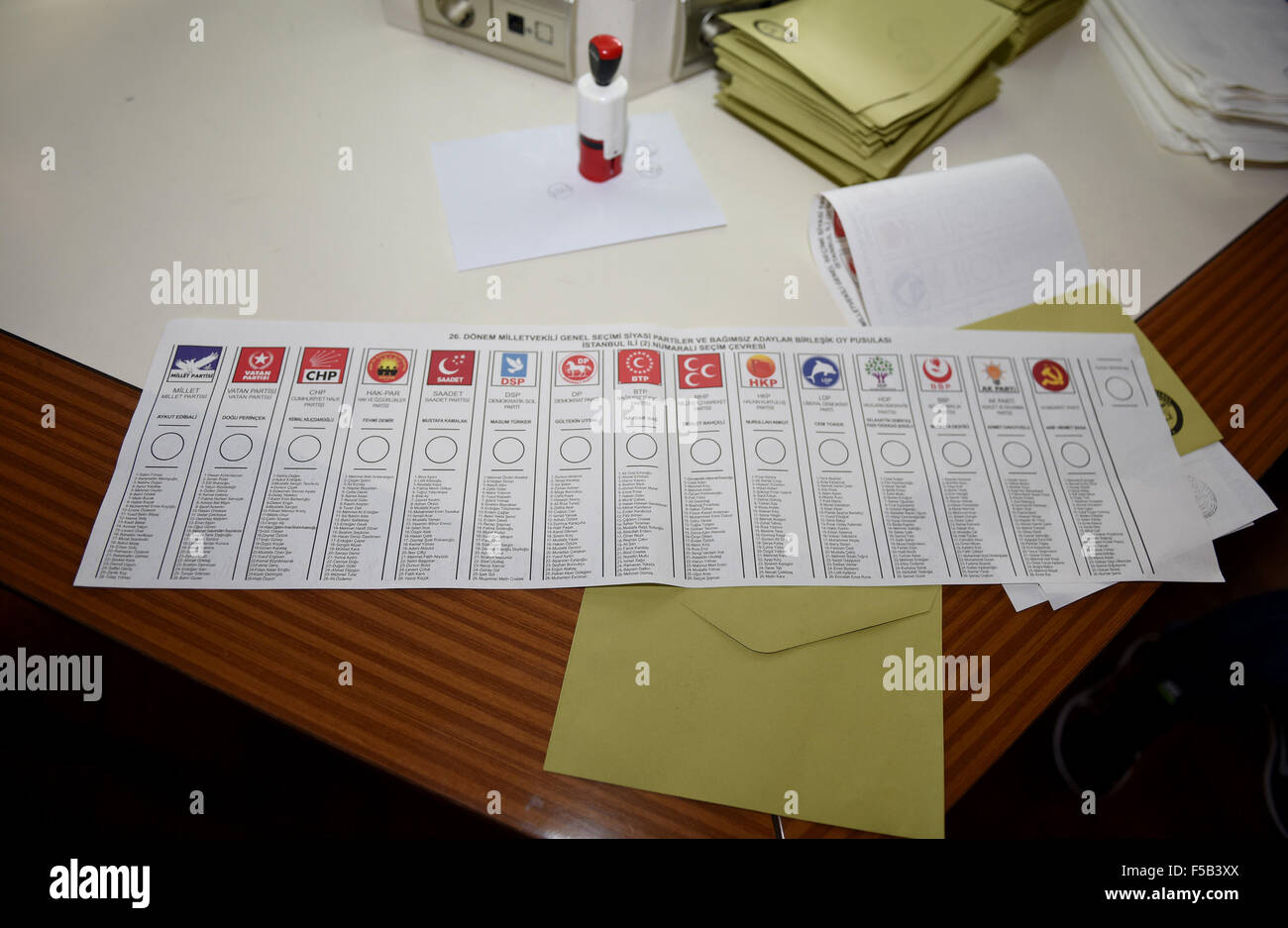 Voting with paper ballots hi-res stock photography and images - Alamy