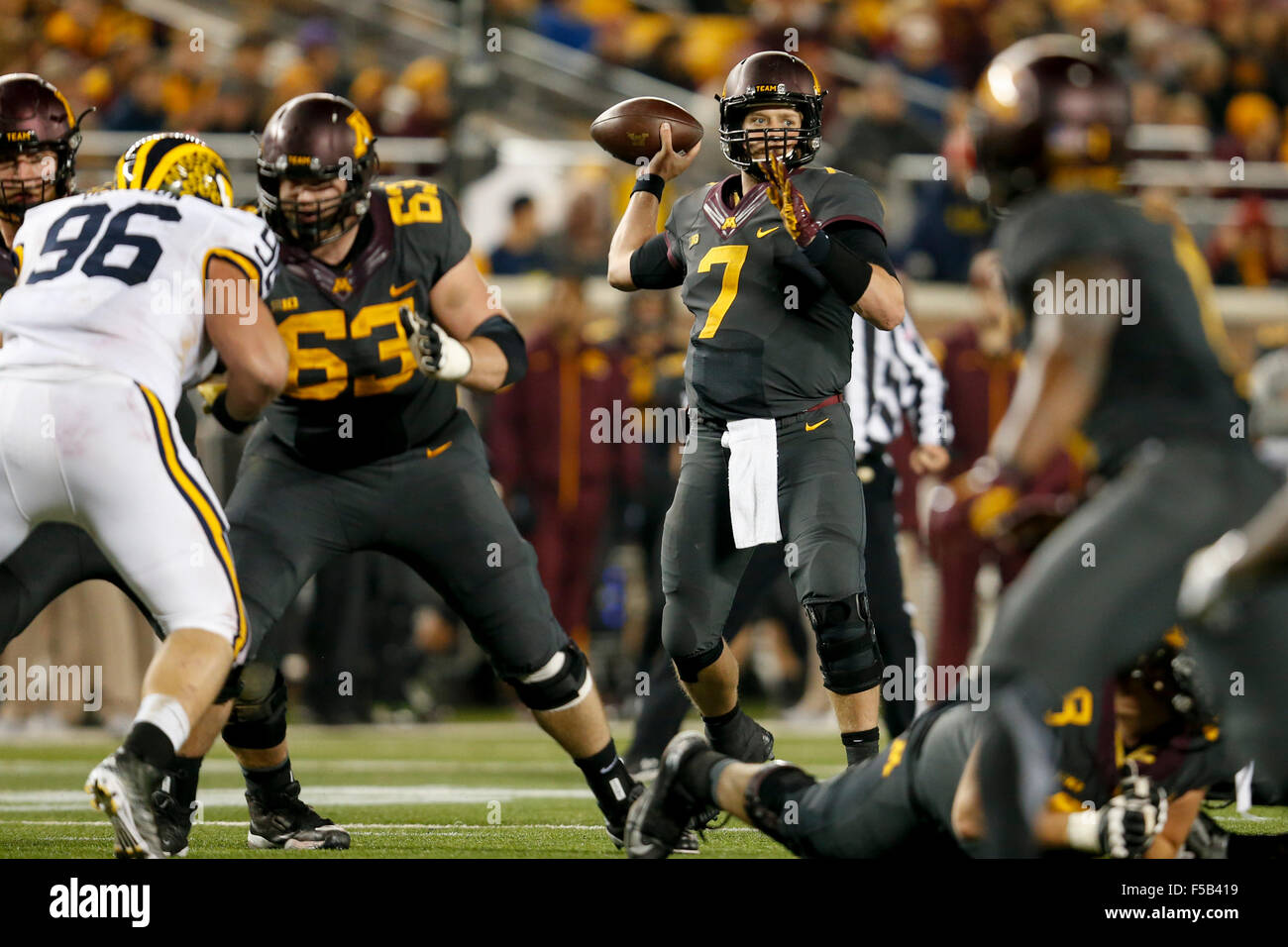 October 31, 2105: Minnesota Golden Gophers quarterback Mitch Leidner (7 ...