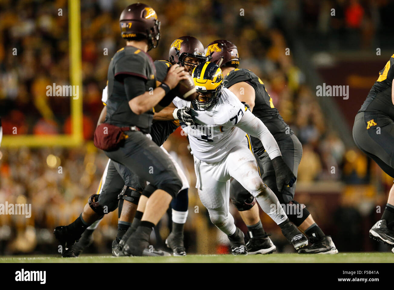 October 31, 2105: Minnesota Golden Gophers quarterback Mitch Leidner (7 ...
