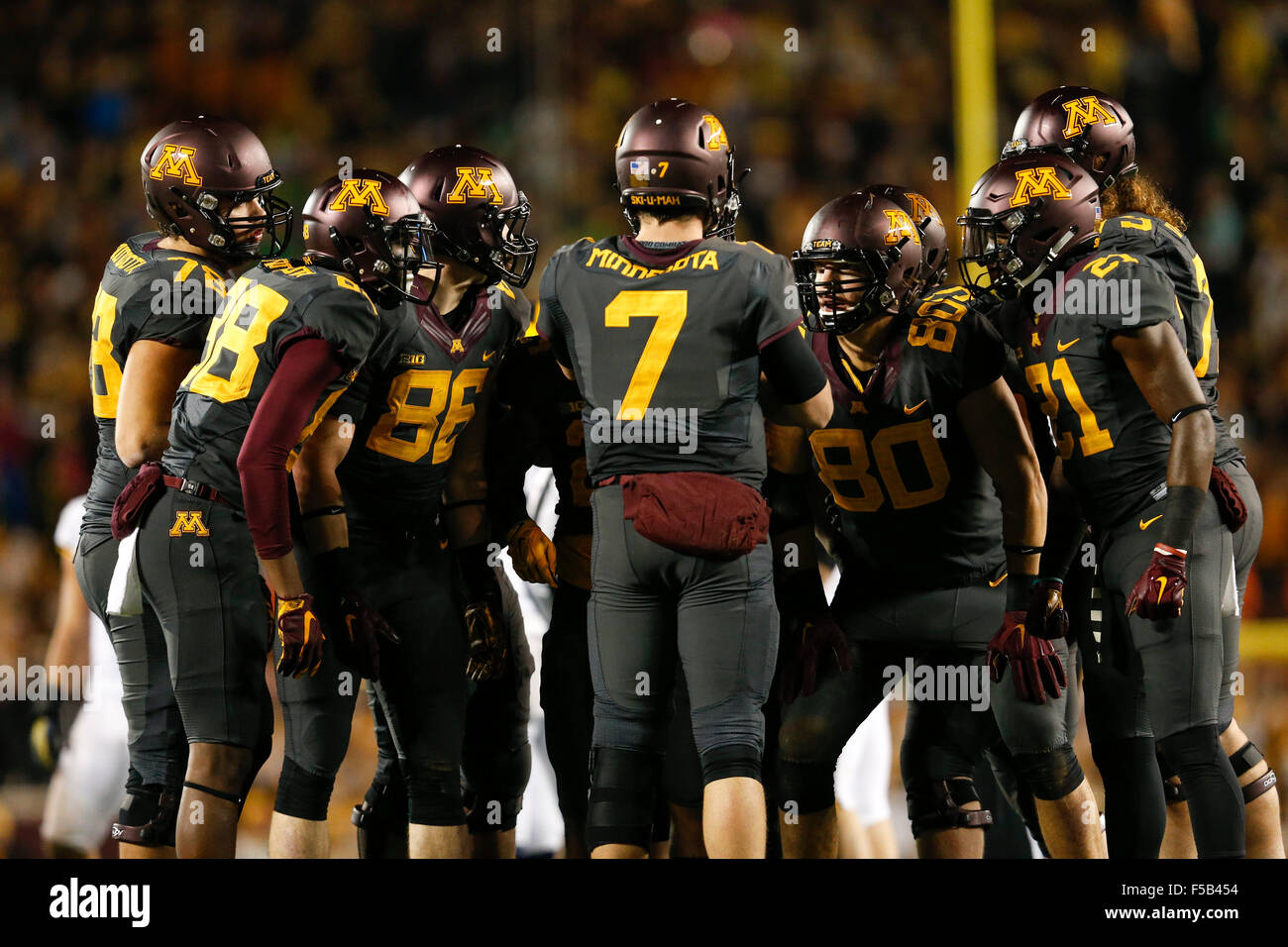 October 31, 2105: Minnesota Golden Gophers quarterback Mitch Leidner (7 ...
