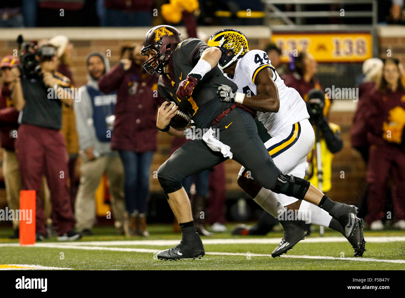 October 31, 2105: Minnesota Golden Gophers quarterback Mitch Leidner (7 ...