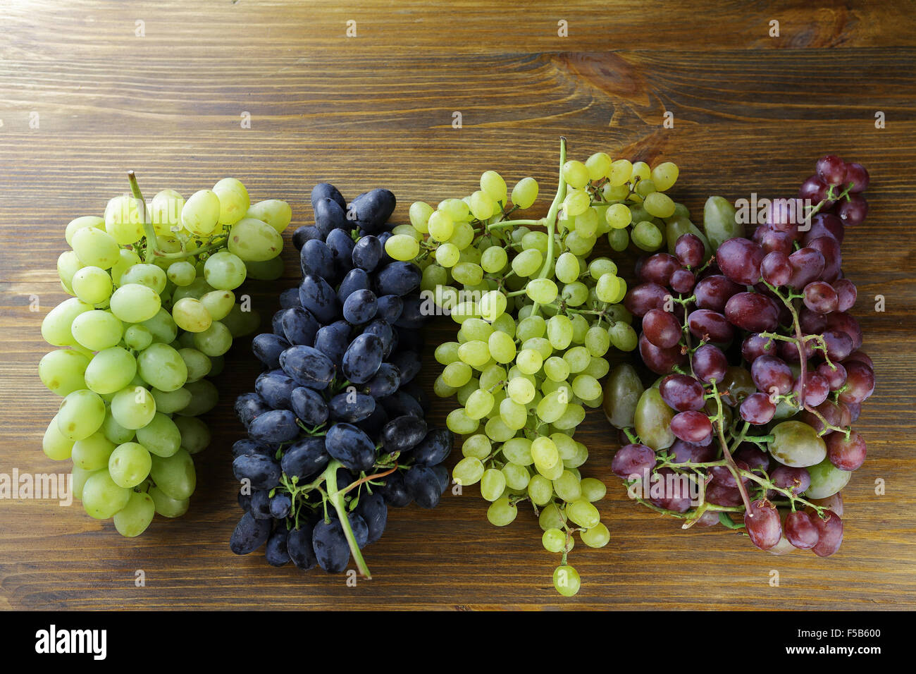 four different grapes, food closeup Stock Photo - Alamy
