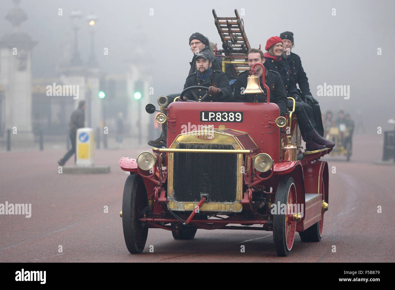 London, UK. 01st Nov, 2015. A vintage fire engine passes Buckingham ...