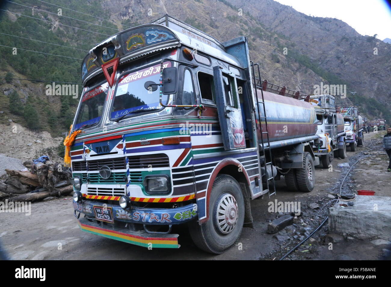 (151101) -- RASUWA, Nov. 1, 2015 (Xinhua) -- Fuel tankers of Nepal Oil ...