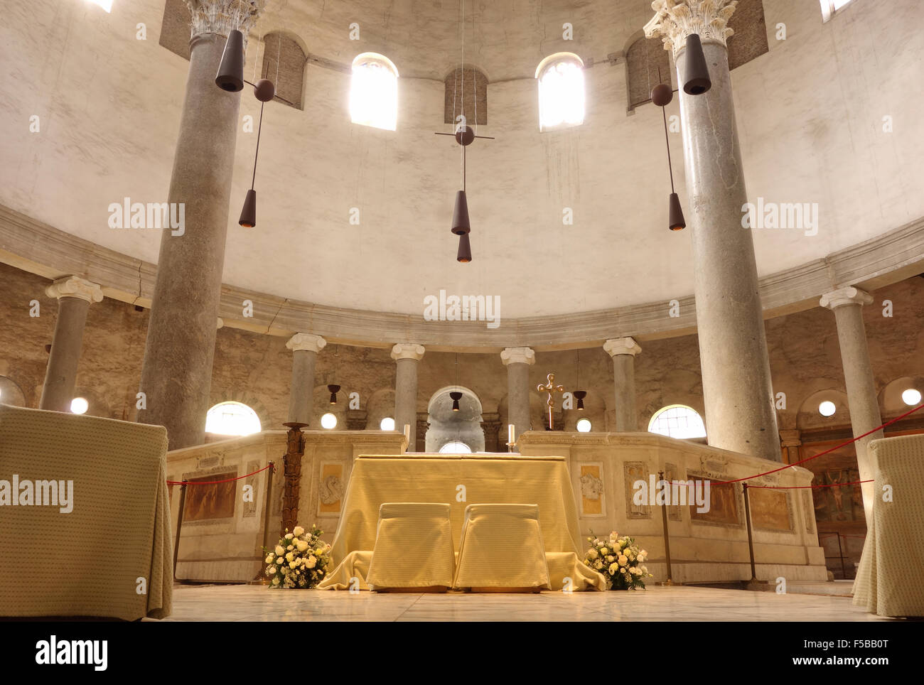 Rome altar roman middle temple building hi-res stock photography and ...