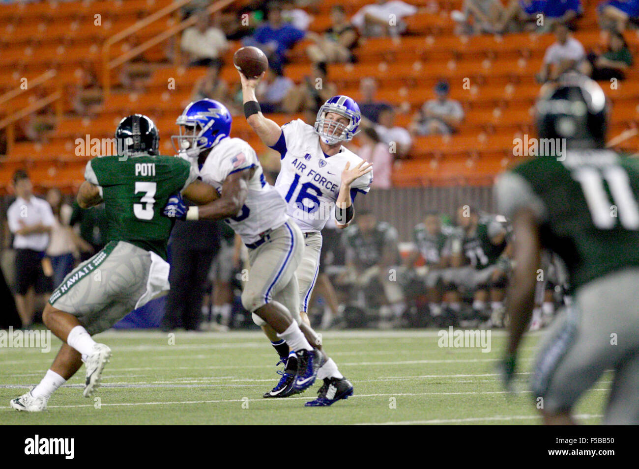Quarterback pass in air hi-res stock photography and images - Alamy