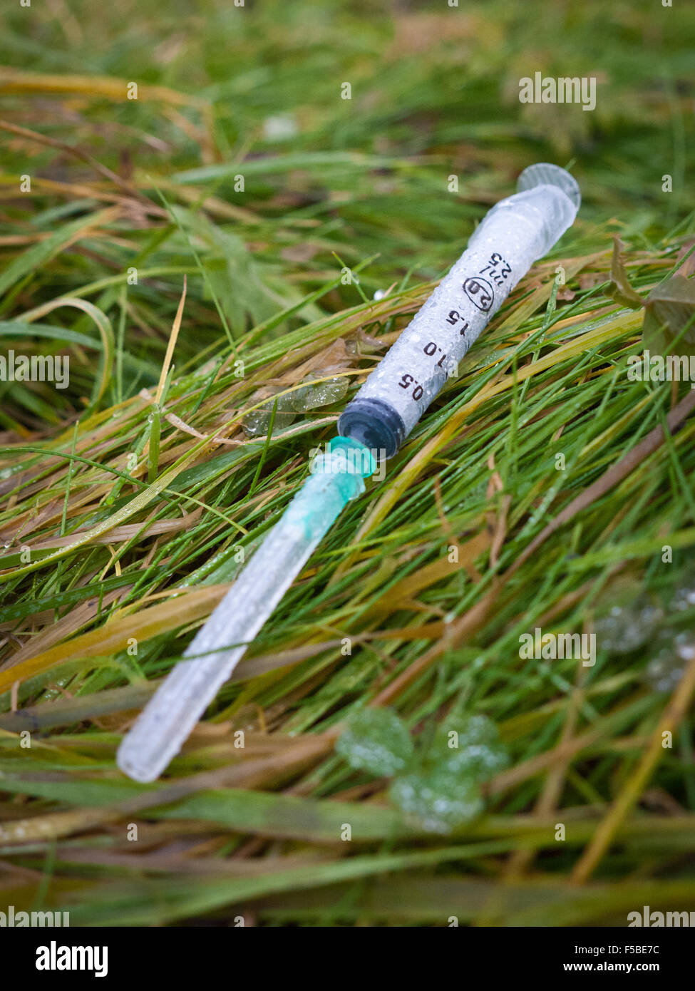 Discarded hypodermic syringe Stock Photo - Alamy
