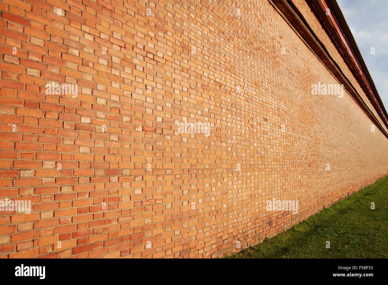 Brick wall in perspective, receding into the distance Stock Photo - Alamy