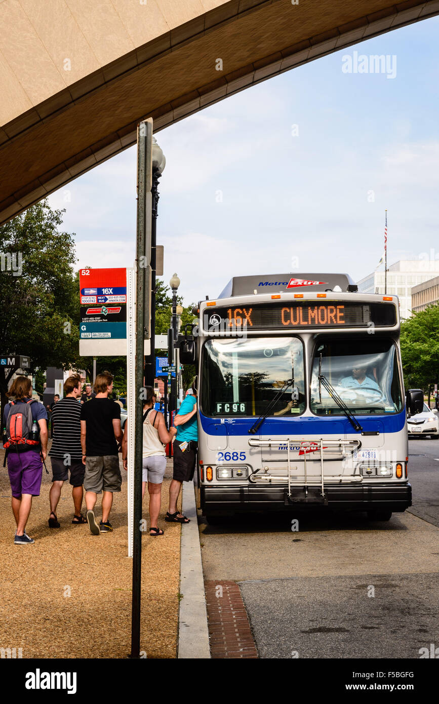 Tourists boarding Metrobus Route 16X, Independence Avenue SW ...