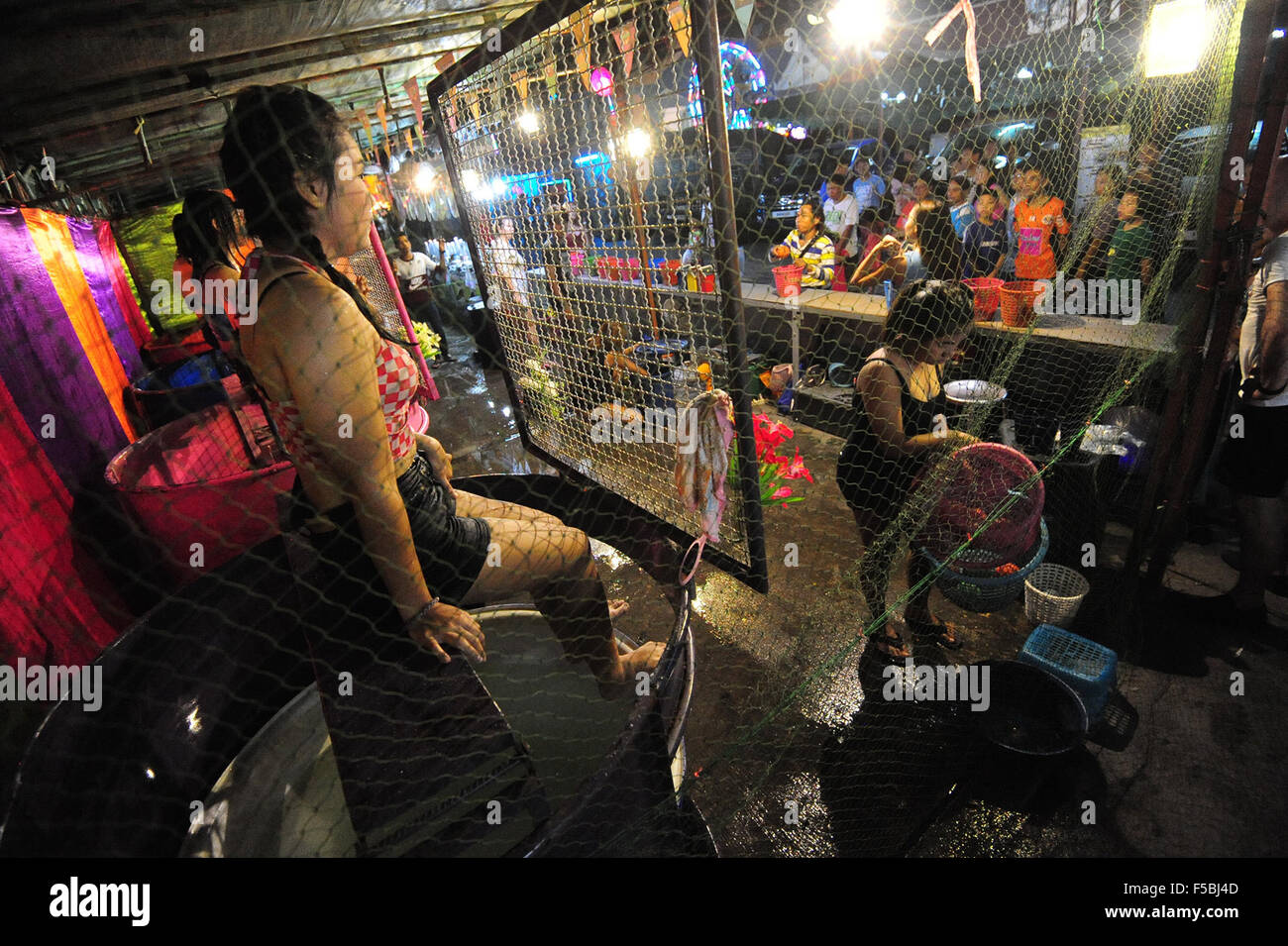 Bangkok, Thailand. 1st Nov, 2015. Dunk tank girls sit behind the net in ...