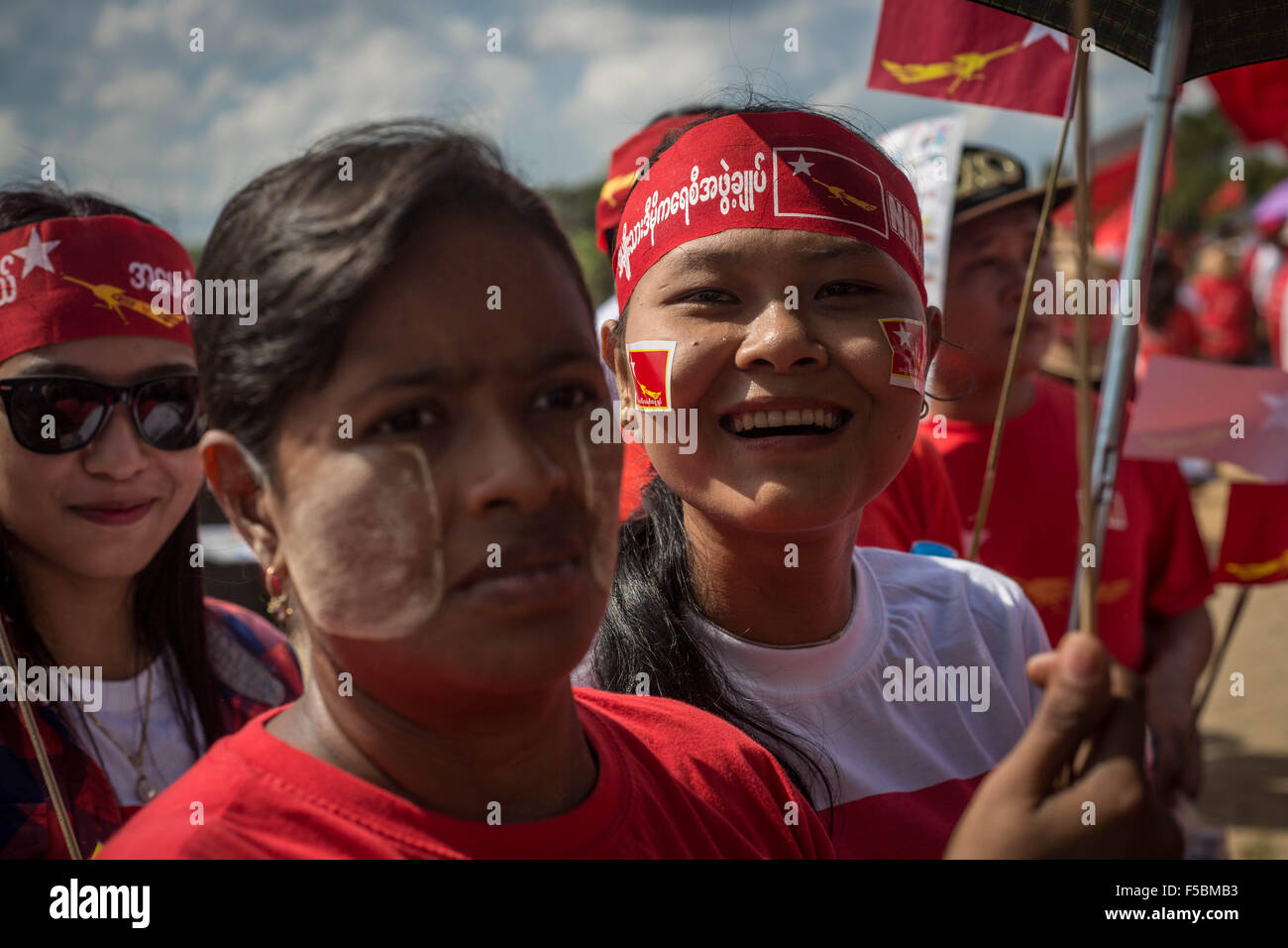Yangon, Thuwanna, Myanmar. 1st Nov, 2015. Aung San Suu Kyi's supporters ...