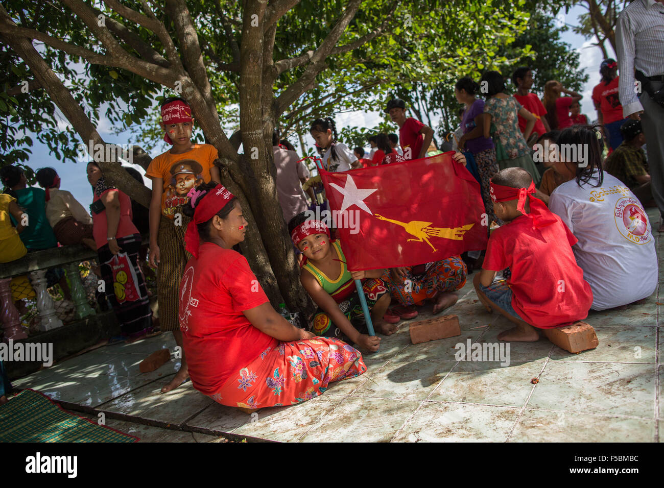 Yangon, Thuwanna, Myanmar. 1st Nov, 2015. Aung San Suu Kyi's supporters ...