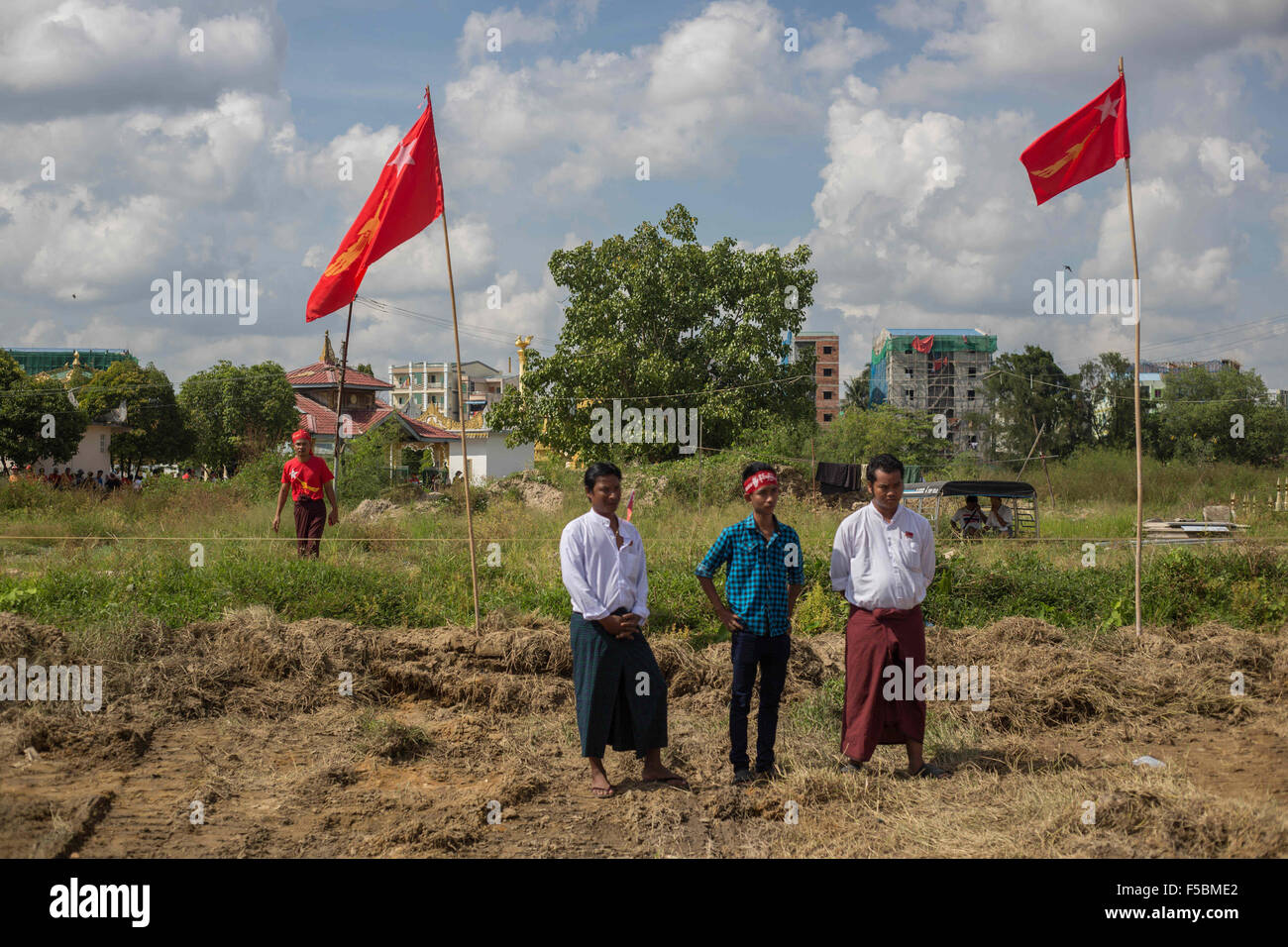 Yangon, Thuwanna, Myanmar. 1st Nov, 2015. Aung San Suu Kyi's supporters ...