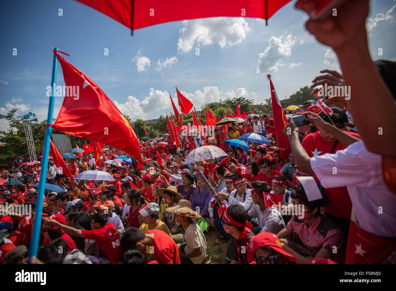 Yangon, Thuwanna, Myanmar. 1st Nov, 2015. Aung San Suu Kyi's supporters ...