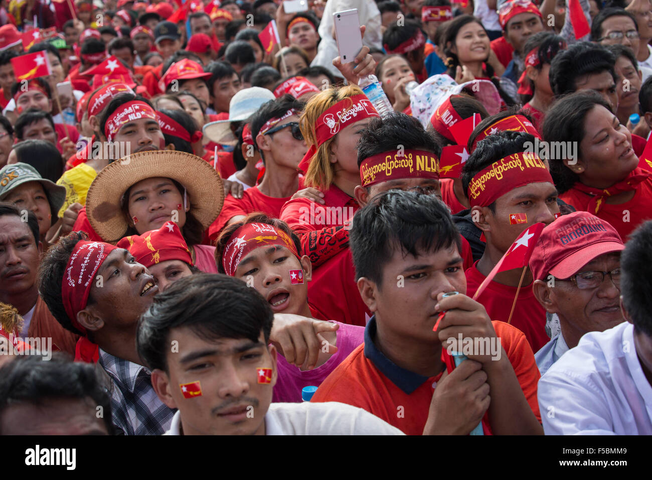 Yangon, Thuwanna, Myanmar. 1st Nov, 2015. Aung San Suu Kyi's supporters ...