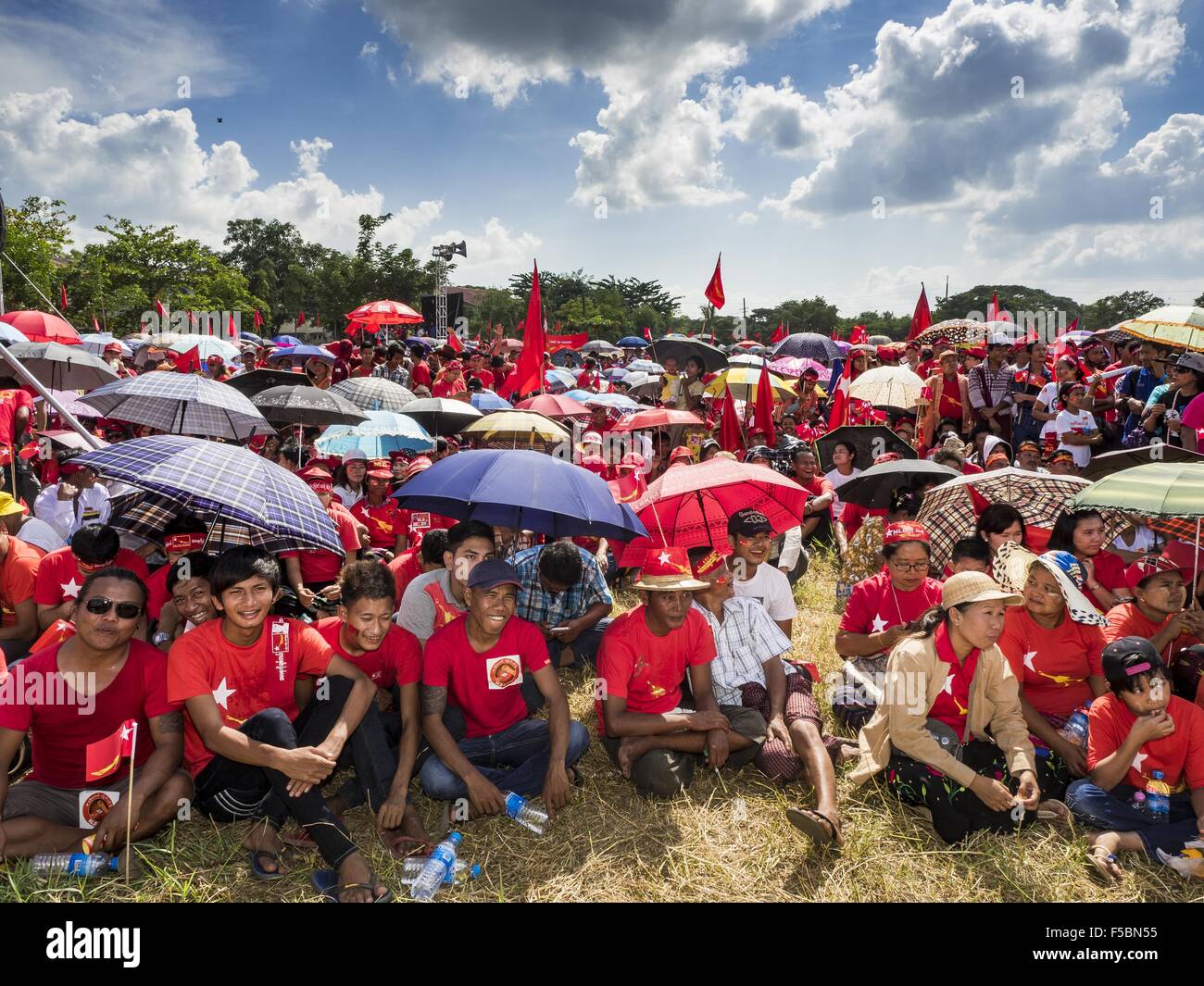 Yangon, Yangon Division, Myanmar. 1st Nov, 2015. The crowd waits for ...