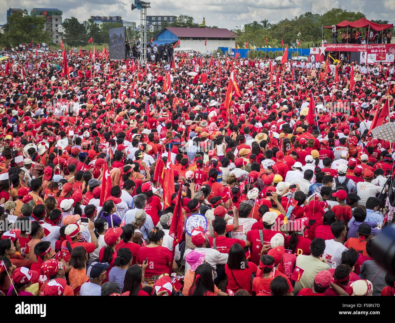 Yangon, Yangon Division, Myanmar. 1st Nov, 2015. The crowd waits for ...