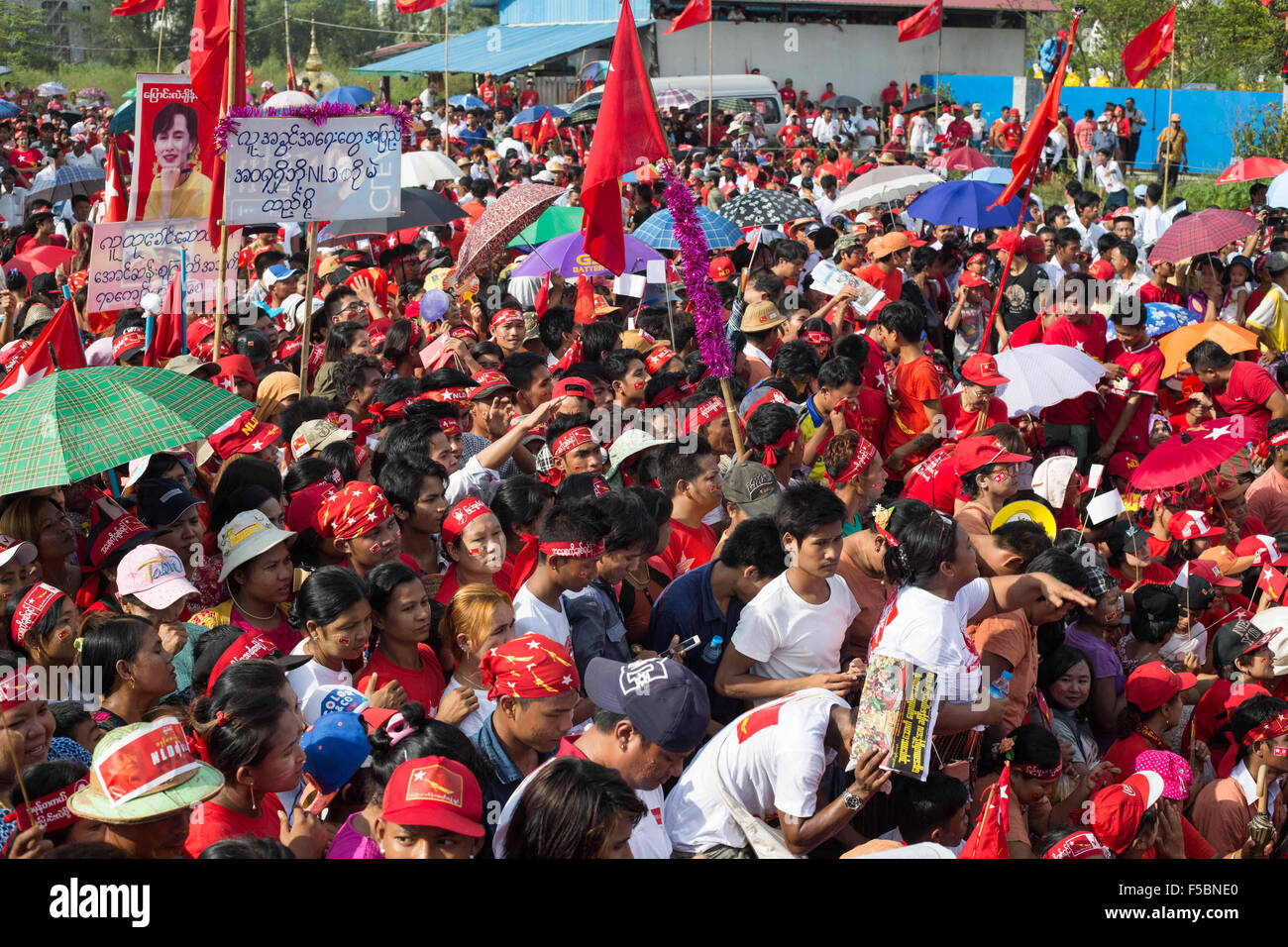 Yangon, Thuwanna, Myanmar. 1st Nov, 2015. Aung San Suu Kyi's supporters ...
