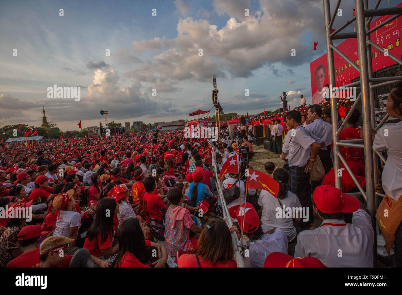 Yangon, Thuwanna, Myanmar. 1st Nov, 2015. Myanmar opposition leader ...