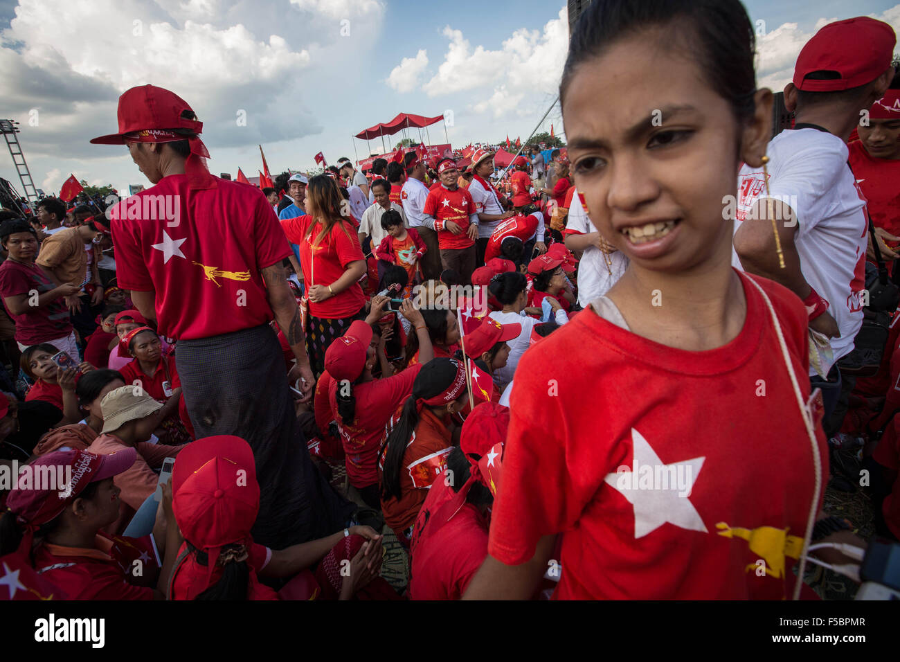 Yangon, Thuwanna, Myanmar. 1st Nov, 2015. Aung San Suu Kyi's supporters ...