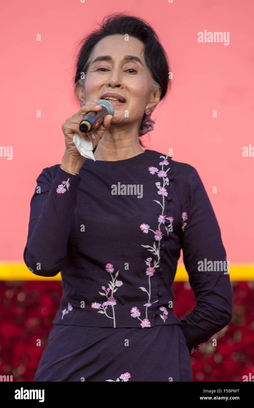 Yangon, Thuwanna, Myanmar. 1st Nov, 2015. Myanmar opposition leader ...