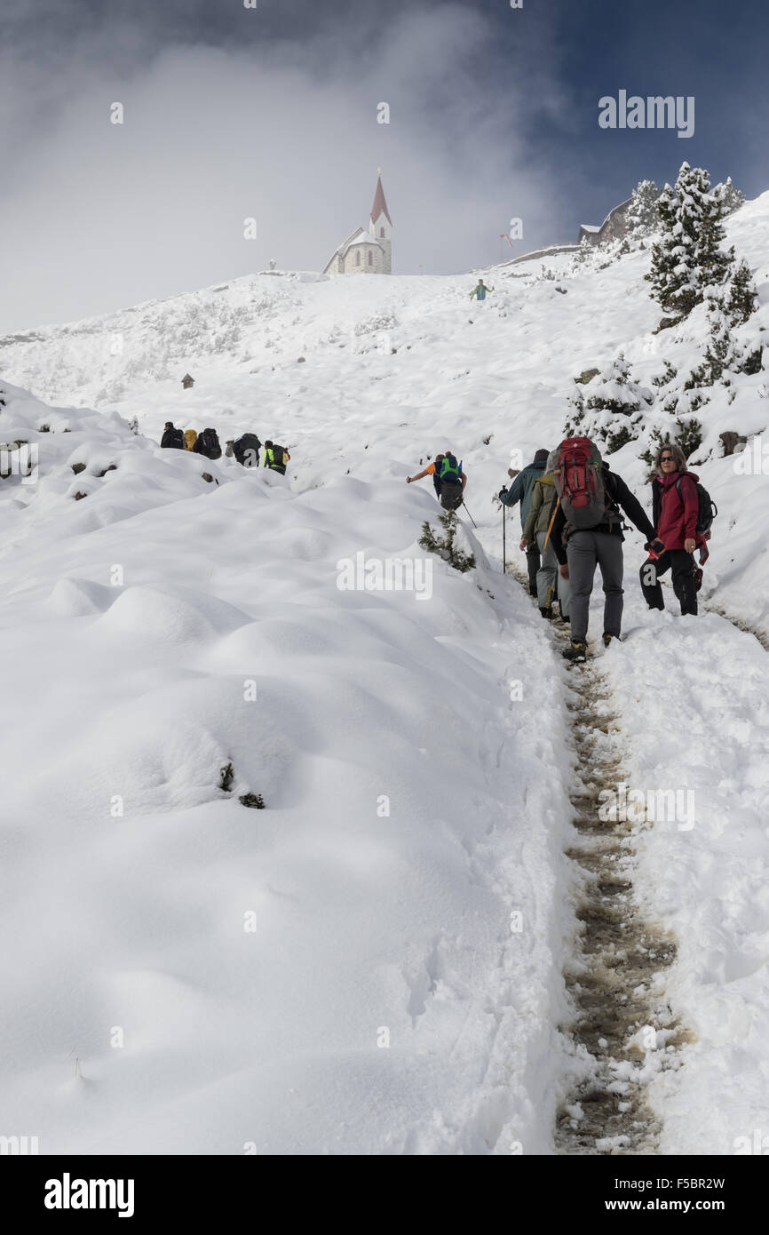 Walkers approach the Latzfonser Kreuz mountain hut in South Tyrol ...
