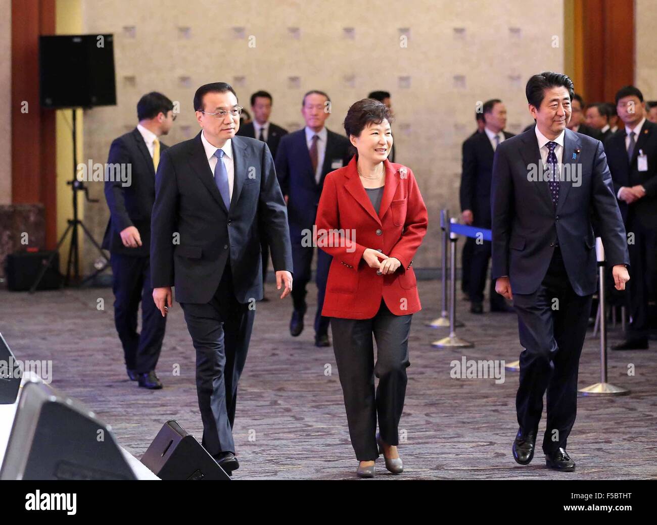 Seoul, South Korea. 1st Nov, 2015. Chinese Premier Li Keqiang (L ...