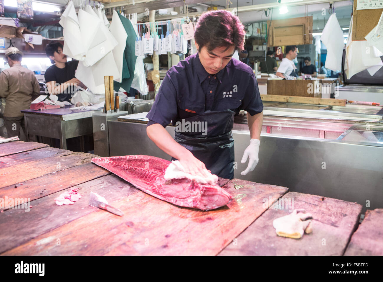 man cleaning tuna fish Stock Photo - Alamy