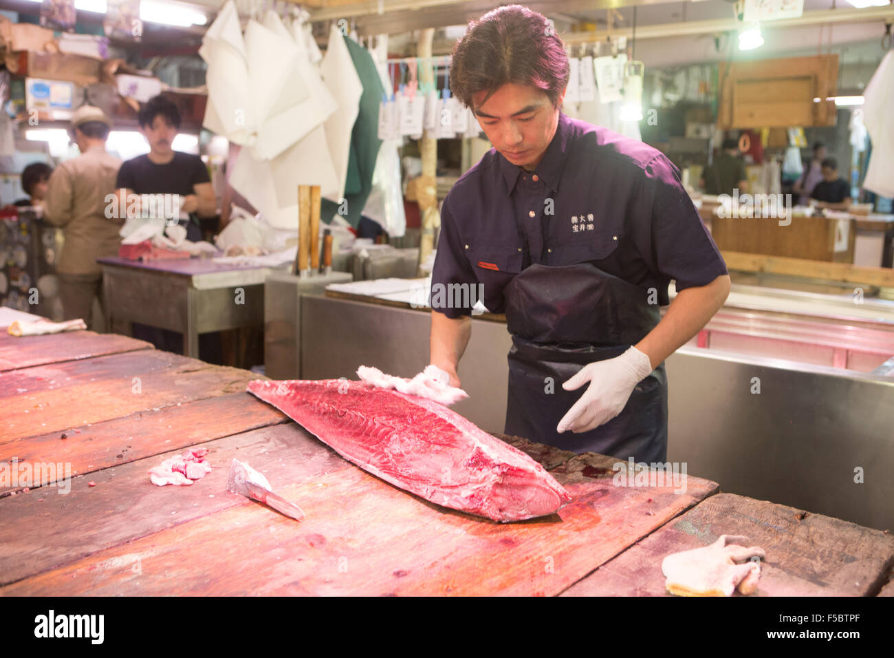 man cleaning tuna fish Stock Photo - Alamy