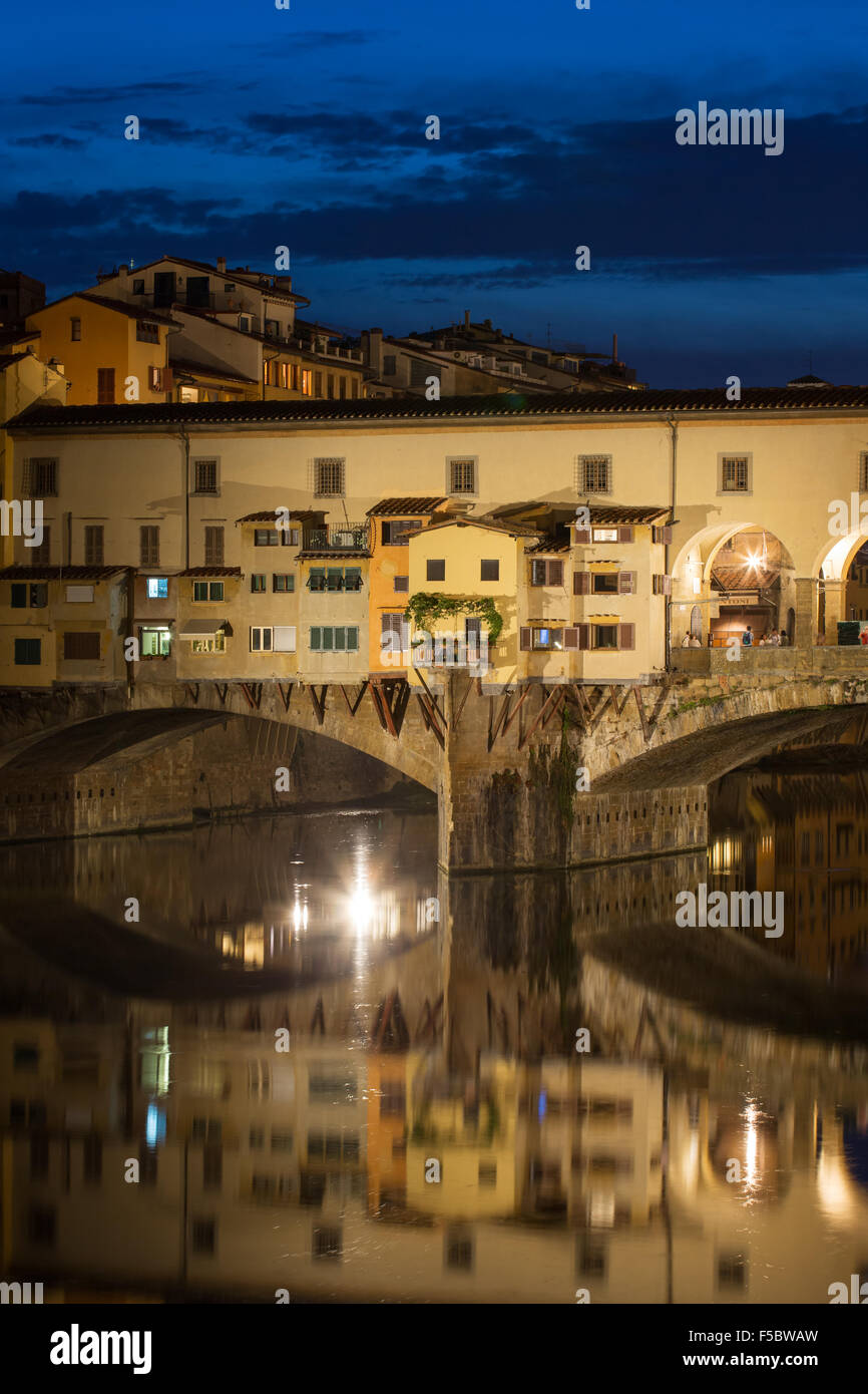 View of Gold (Ponte Vecchio) Bridge at night in Florence, Tuscany ...